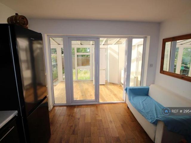 3 bedroom flat to rent