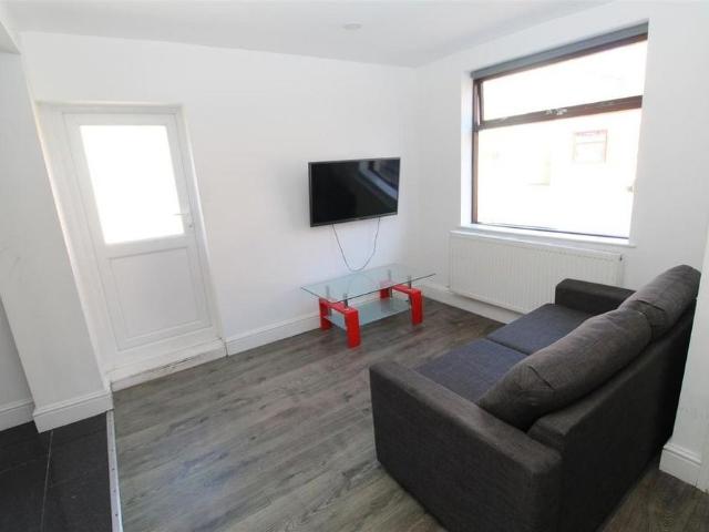 3 bedroom flat to rent