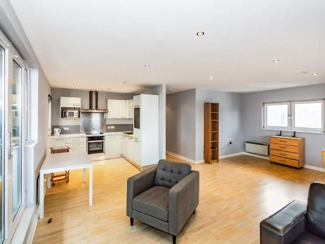 3 bedroom flat to rent