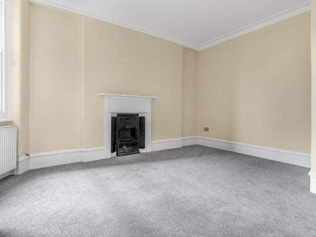 3 bedroom flat to rent
