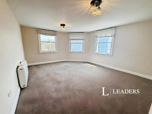 3 bedroom flat to rent