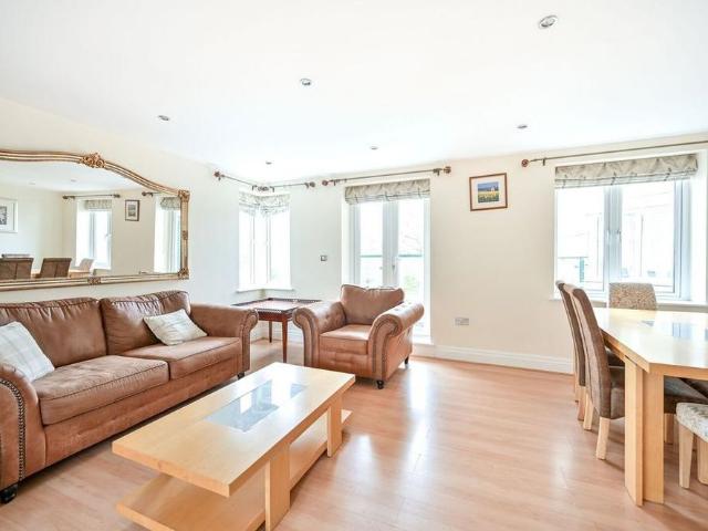 3 bedroom flat to rent