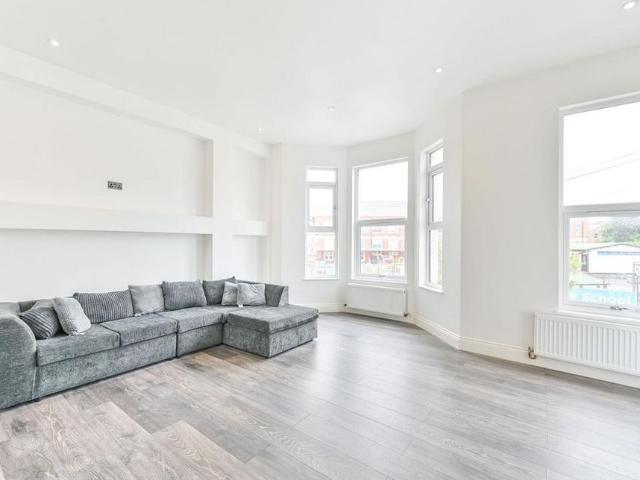 3 bedroom flat to rent