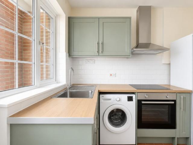 3 bedroom Flat To Rent
