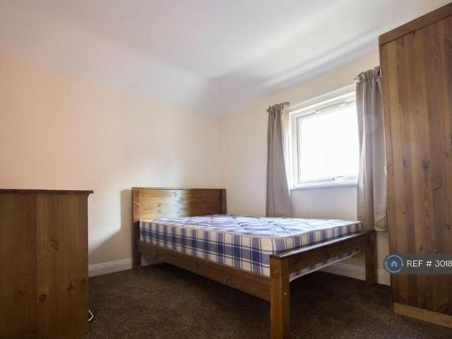 3 bedroom flat to rent