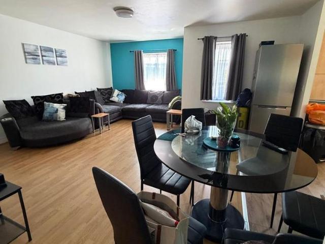 3 bedroom flat to rent