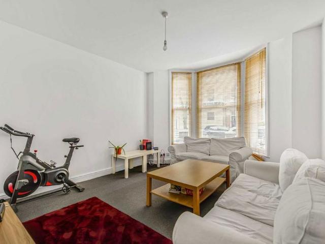 3 bedroom flat to rent