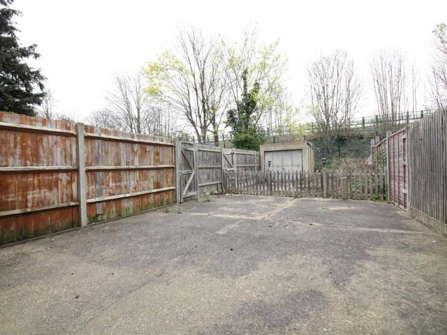 3 bedroom flat to rent