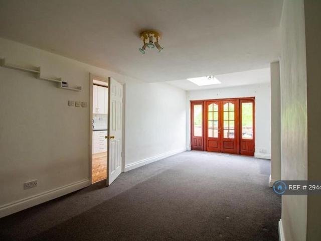 3 bedroom flat to rent