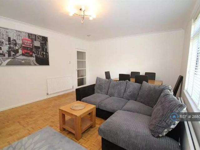 3 bedroom flat to rent