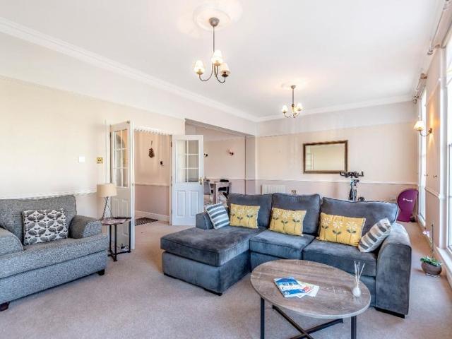 3 bedroom flat to rent