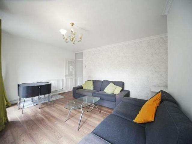 3 bedroom flat to rent