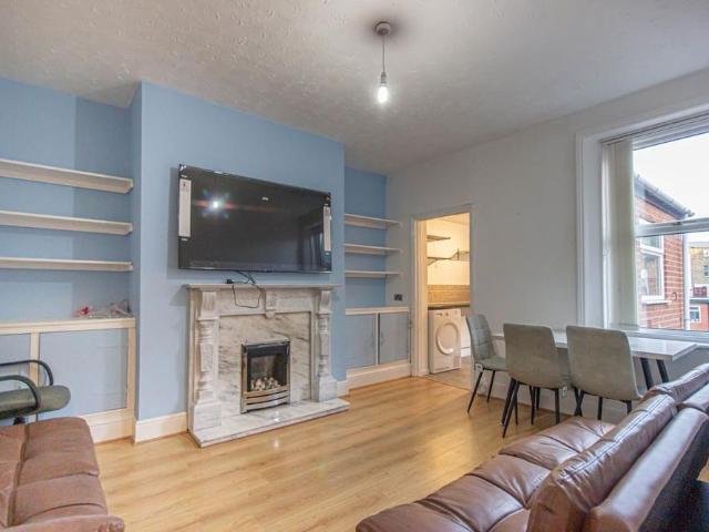 3 bedroom flat to rent