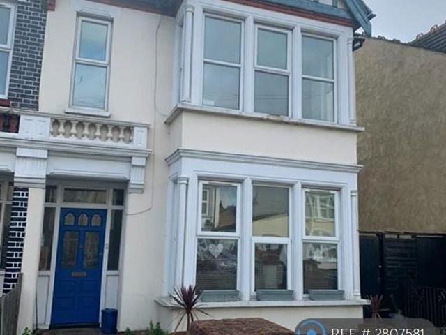 3 bedroom flat to rent