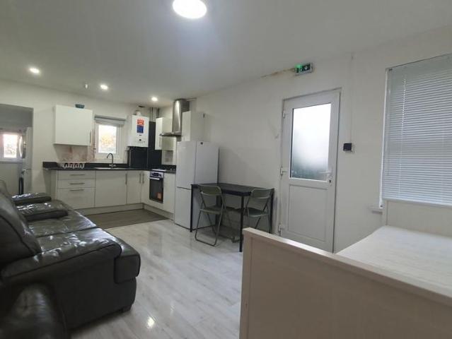3 bedroom flat to rent