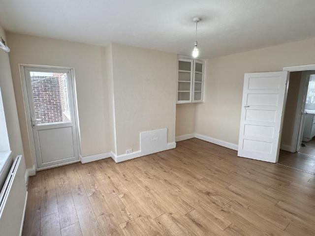 3 bedroom flat to rent