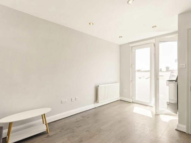 3 bedroom flat to rent