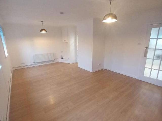 3 bedroom flat to rent