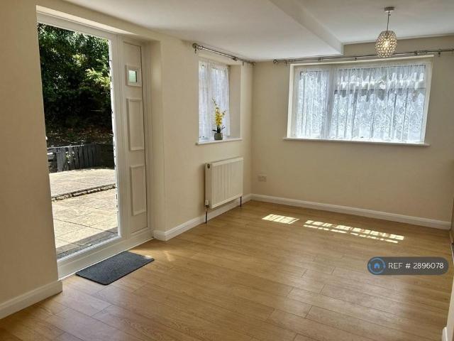 3 bedroom flat to rent