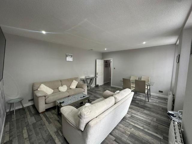 3 bedroom flat to rent