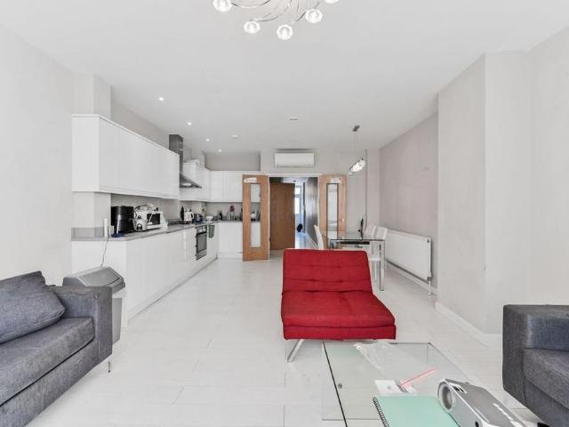 3 bedroom flat to rent