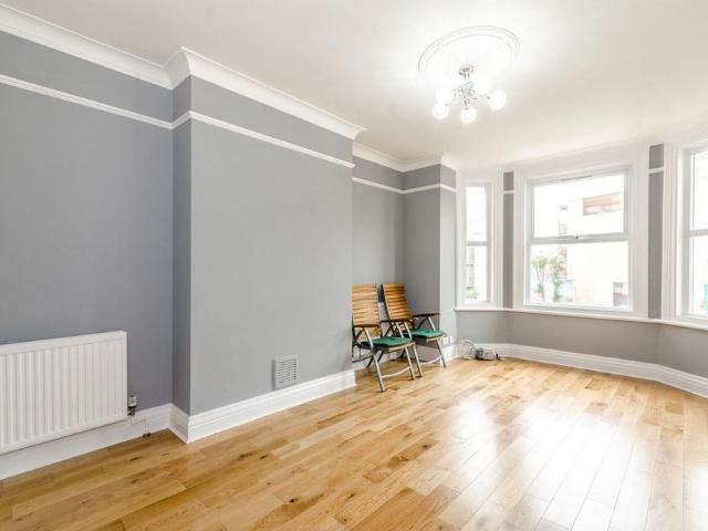 3 bedroom flat to rent