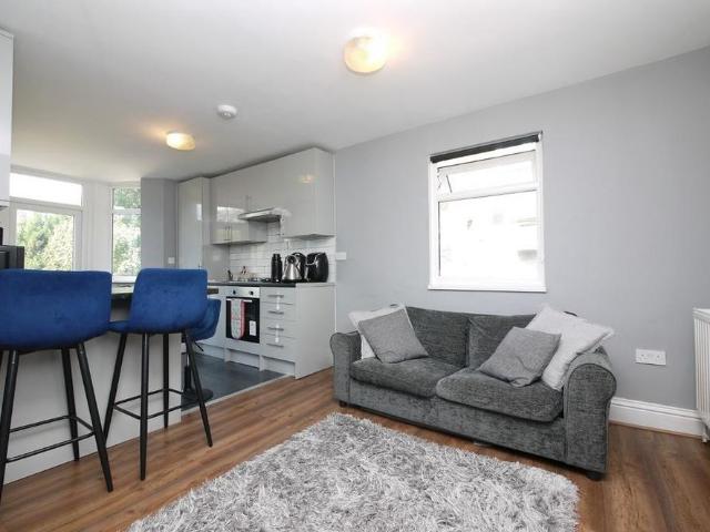 3 bedroom flat to rent