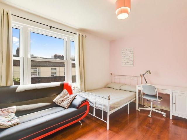 3 bedroom flat to rent