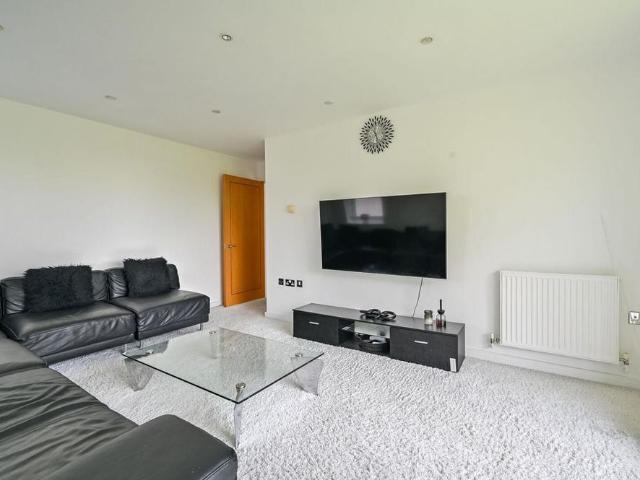 3 bedroom flat to rent