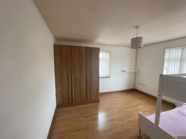 3 bedroom flat to rent