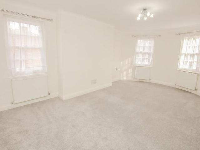 3 bedroom flat to rent