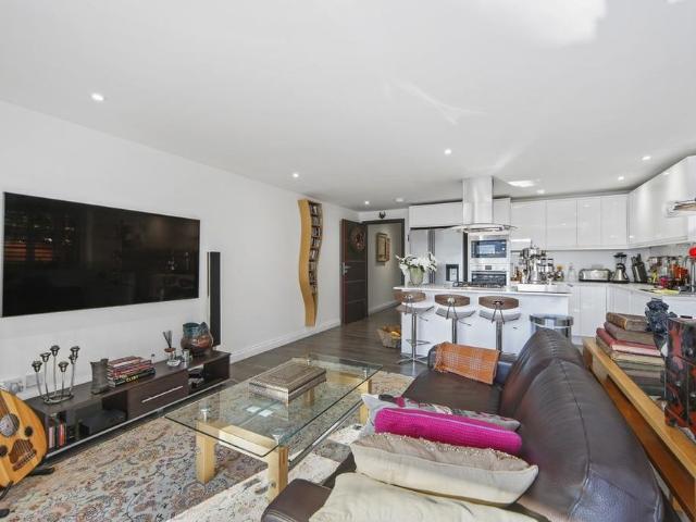 3 bedroom flat to rent