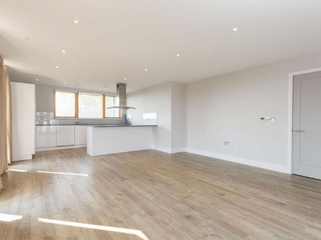3 bedroom flat to rent