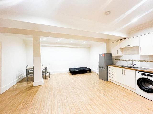 3 bedroom flat to rent