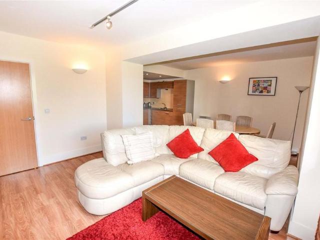 3 bedroom flat to rent