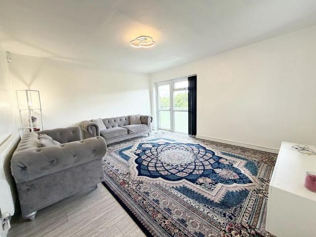 3 bedroom flat to rent