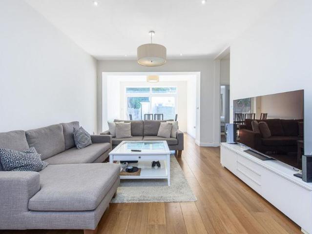 3 bedroom flat to rent