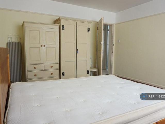 3 bedroom flat to rent