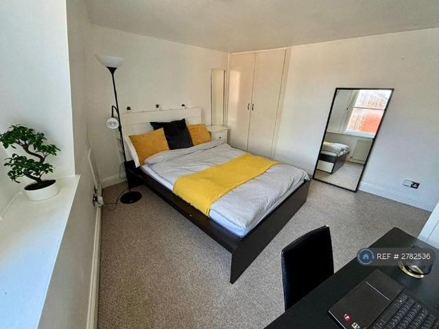 3 bedroom flat to rent