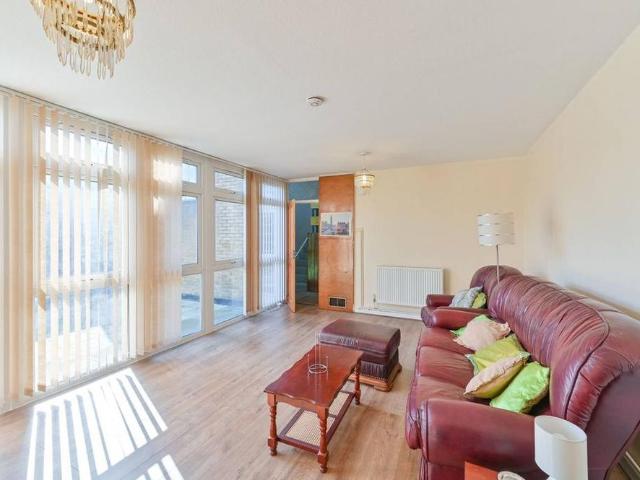 3 bedroom flat to rent