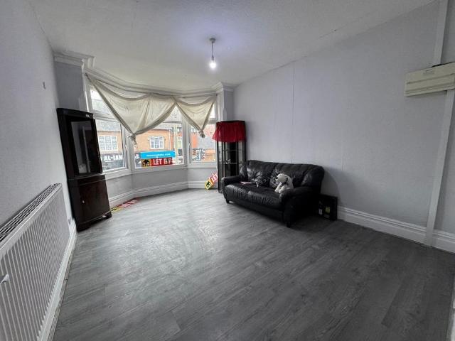 3 bedroom flat to rent