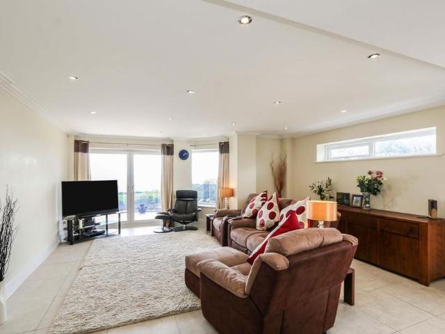 3 bedroom flat to rent