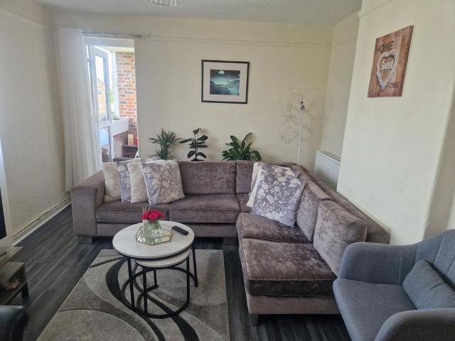 3 bedroom flat to rent
