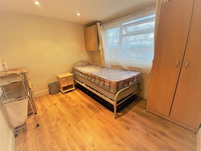 3 bedroom flat to rent
