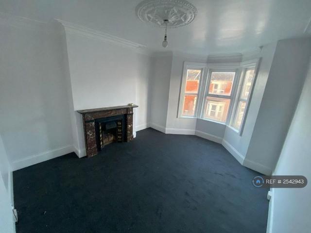 3 bedroom flat to rent