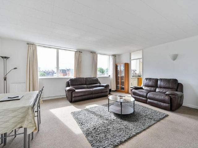 3 bedroom flat to rent