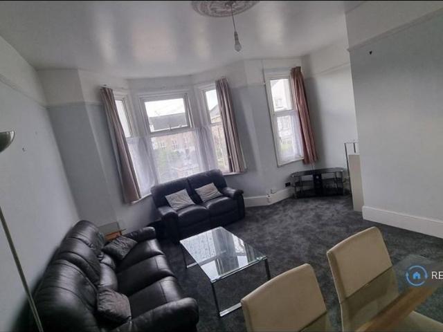 3 bedroom flat to rent