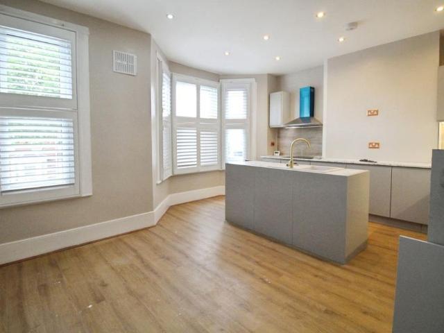 3 bedroom flat to rent