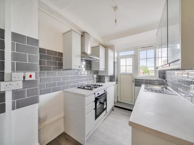 3 bedroom flat to rent