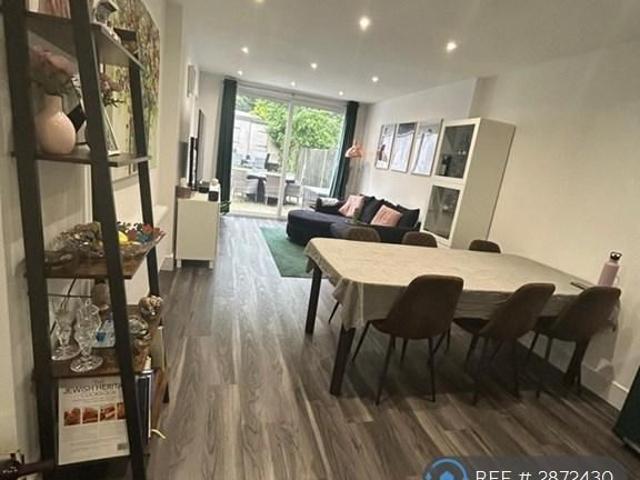 3 bedroom flat to rent